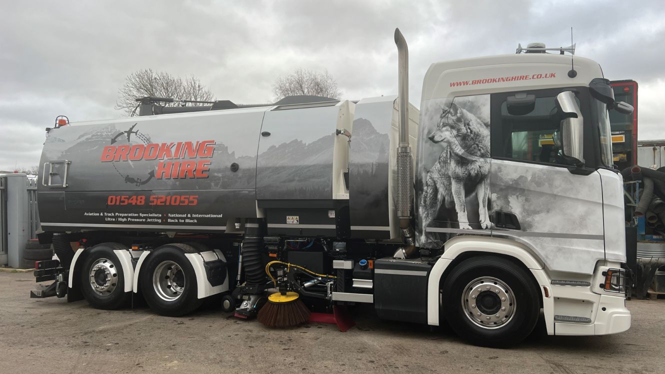 Beam Sweeper – Operated Back to Black Road Sweeper | Muni Hire